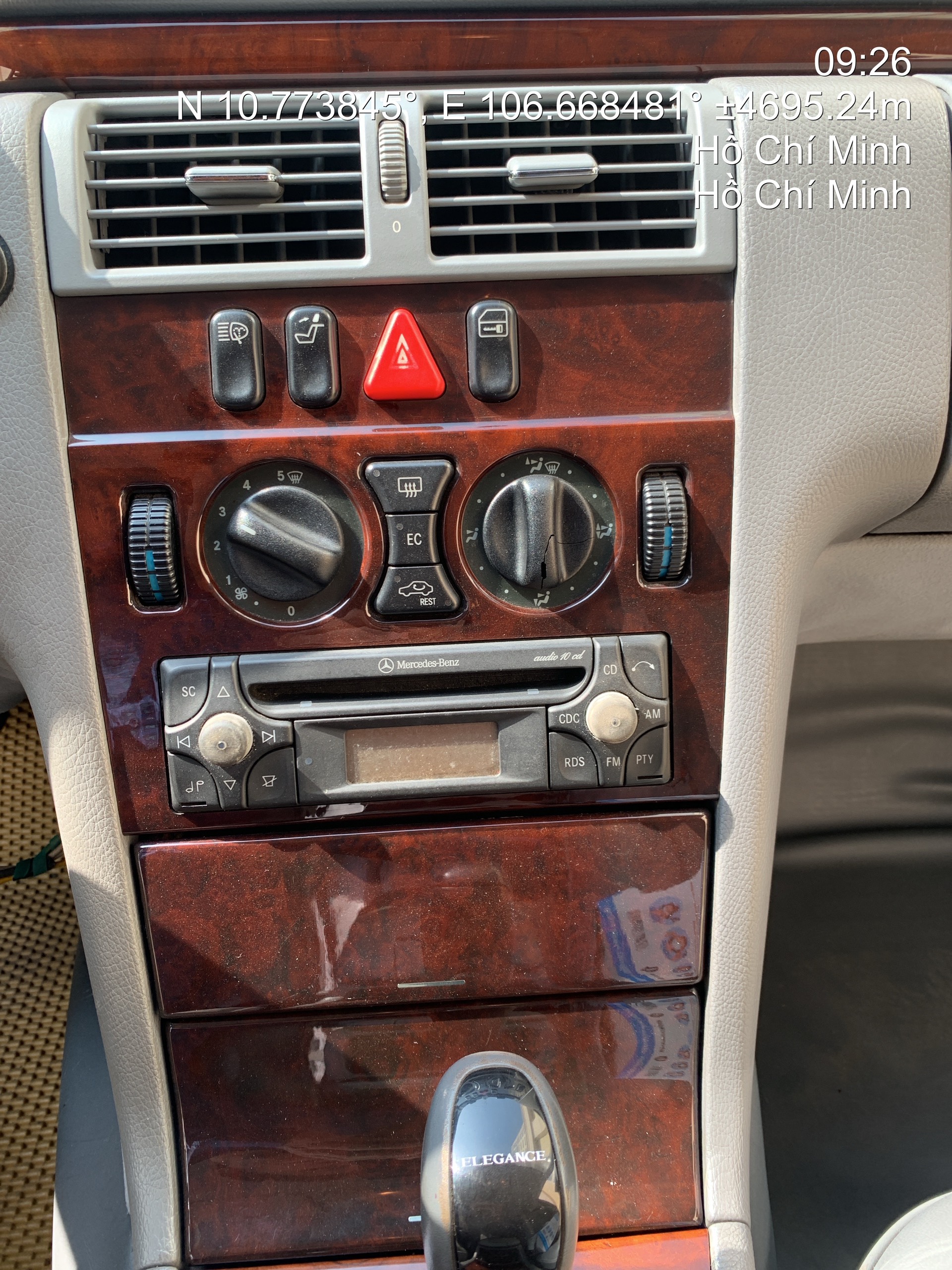 Xe ô tô hiệu Mercedes Bez E240BKS: 80B-2835 của Văn phòng Trung ương ...
