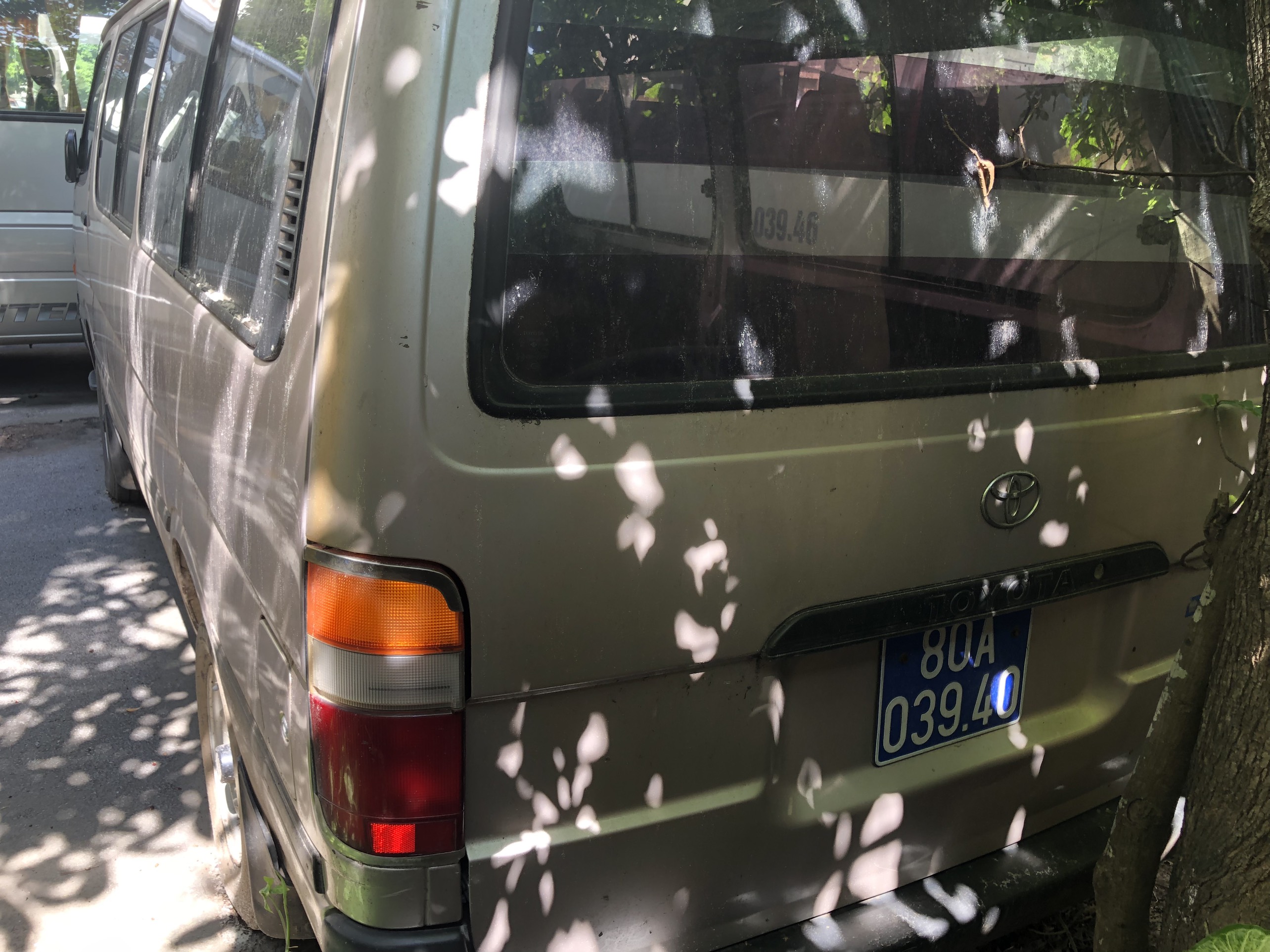 Xe ô tô Toyota Hiace biển kiểm soát số 80A-039.40 của Văn phòng Bộ Công ...