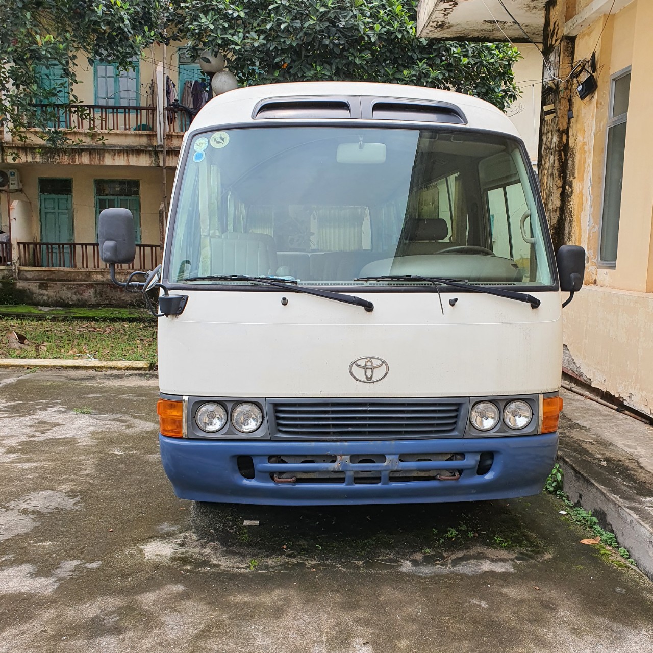 Xe ô tô nhãn hiệu Toyota Coaster 2.7, BKS: 80B-2414 do Văn phòng Trung ...