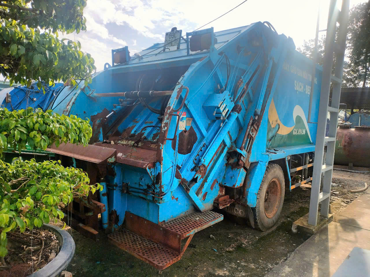 Thanh lý 01 xe ôtô chở rác hiệu Vinaxuki, biển số 63C-094.96, Cụm tời ...